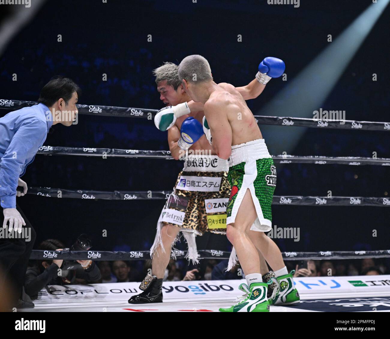Tenshin Nasukawa (R) et Yuki Yonaha se disputent lors de leur combat de boxe au stade Ariake à ...