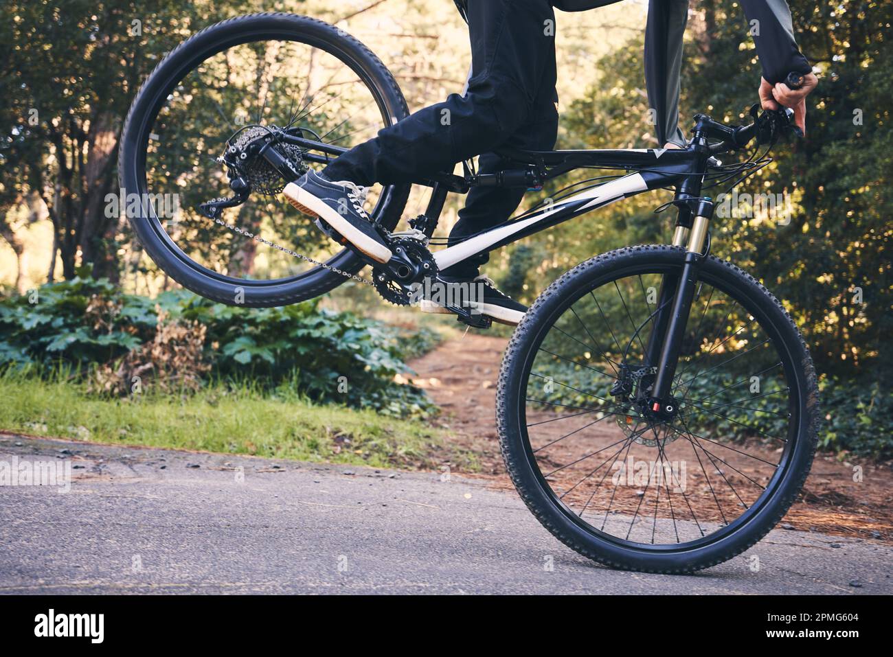 Gros plan homme, VTT et roue pour faire du vélo cascades dans le parc ...