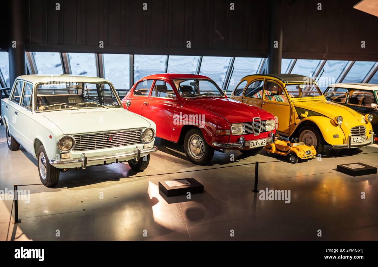 Voitures rétro soviétiques et baltes au musée de l'automobile de Riga ...