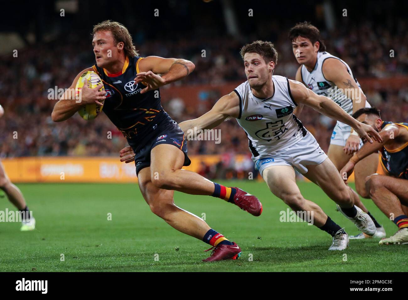 Luke Peddler des Crows est attaqué par Josh Honey of the Blues lors du ...