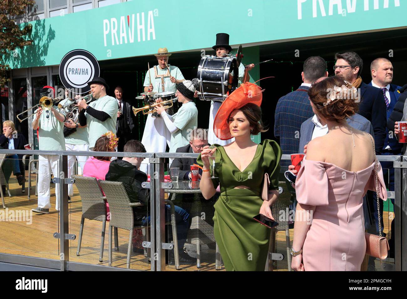 Racegoers profitant du divertissement de pré-course avant le Grand ...