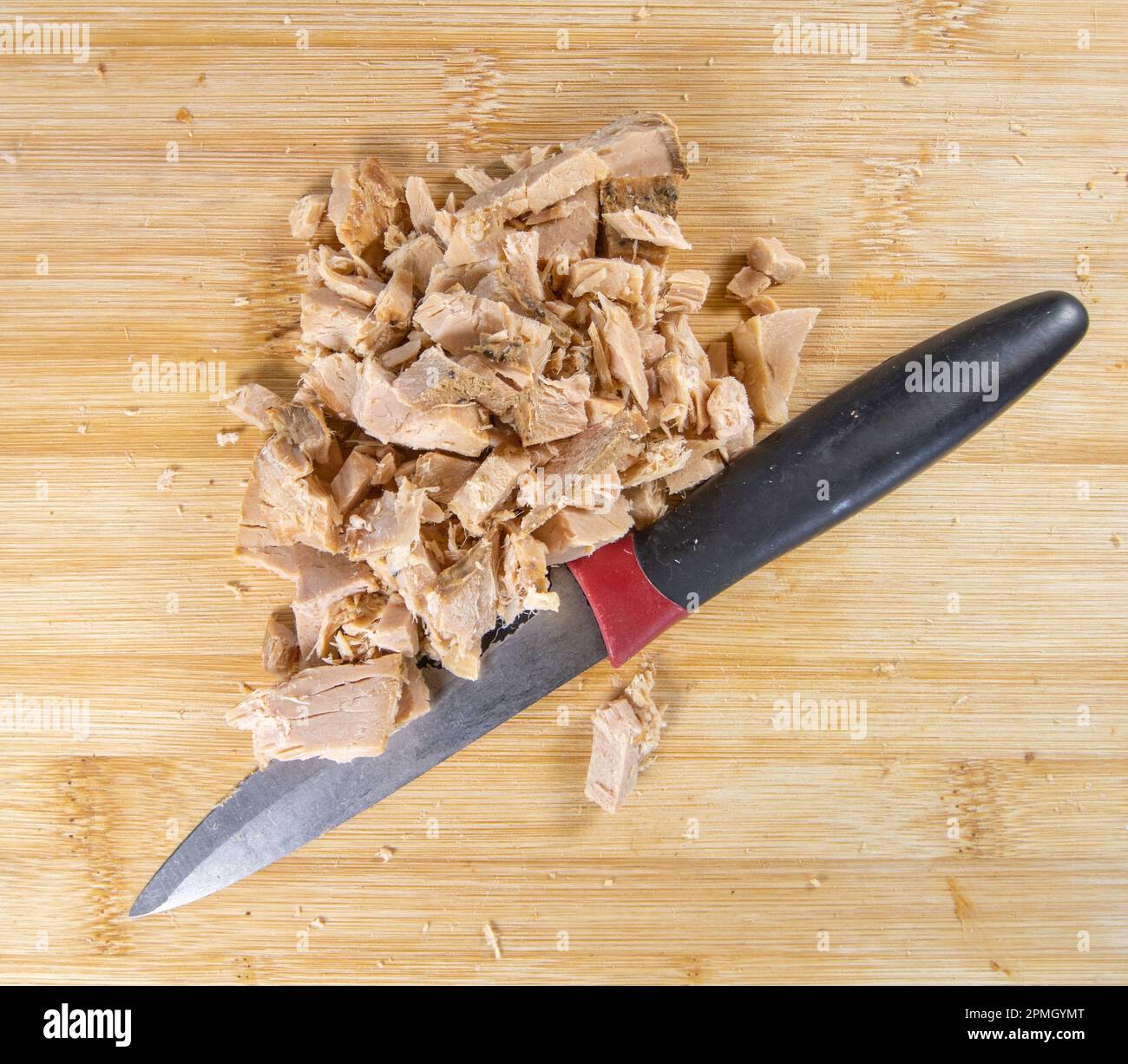 pile de rôti de porc froid hachée sur une planche de bois avec un ...