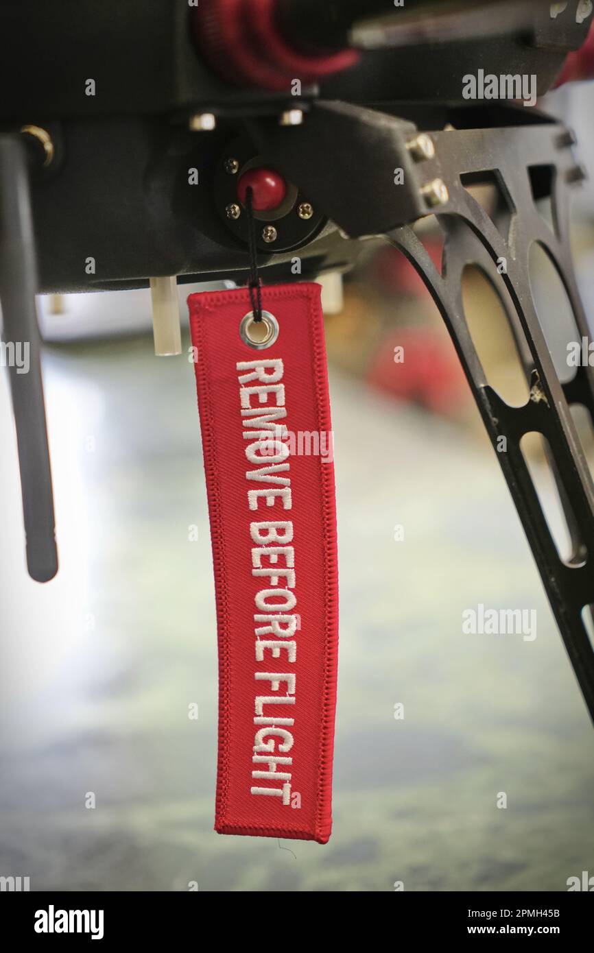 Ruban d'avertissement de sécurité ou « drapeau rouge » accroché sur le ...