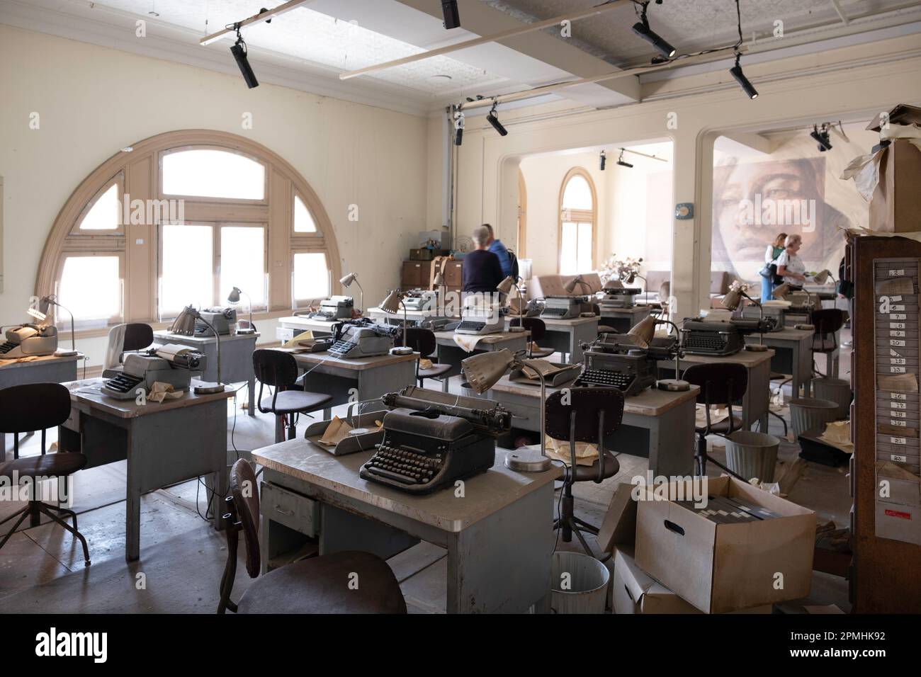 Les visiteurs admirent le « Typing Pool » conçu par l'artiste Rone de ...