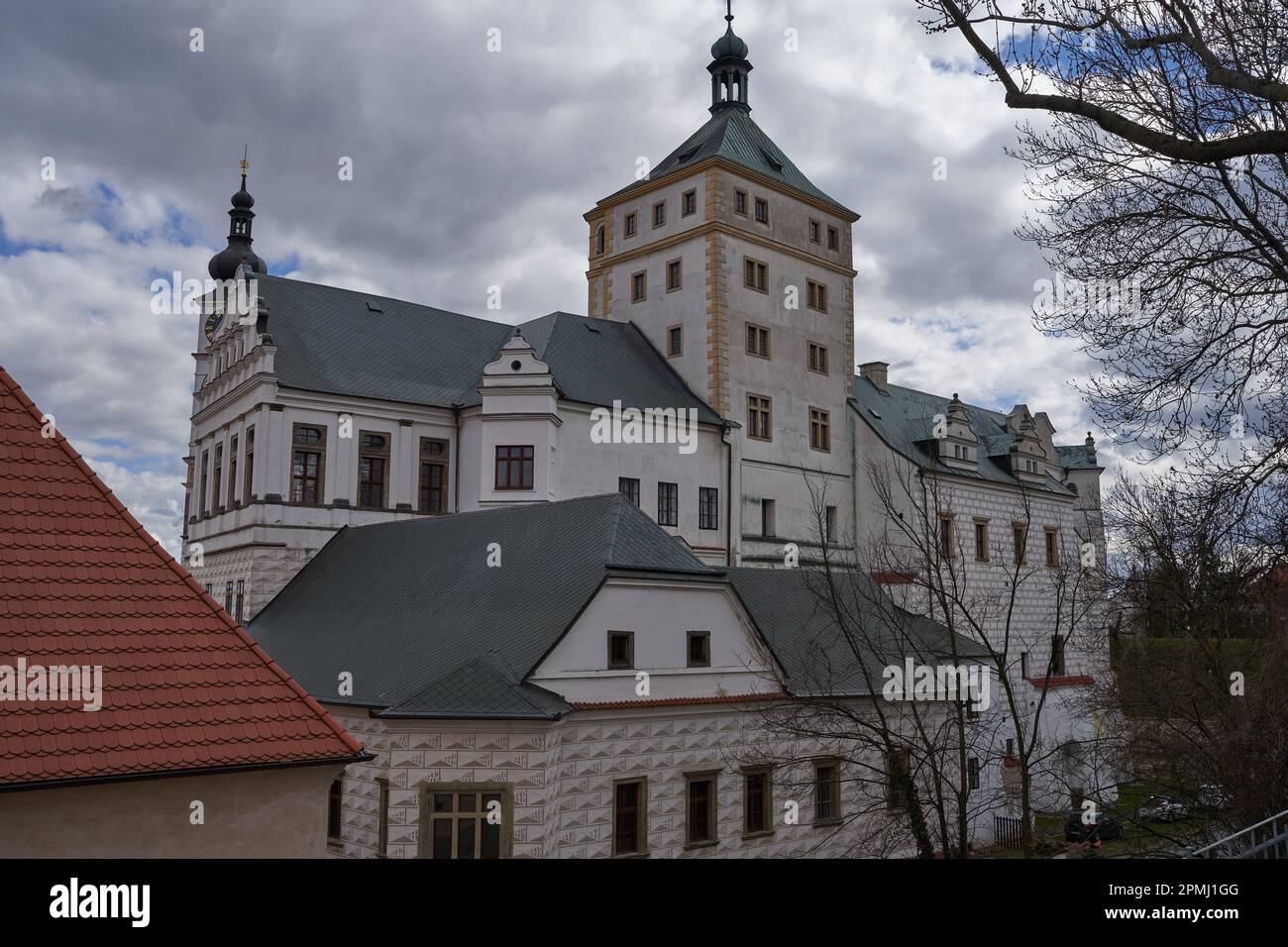 Pardubice, République tchèque - 25 mars 2023 - la vue sur le château de ...