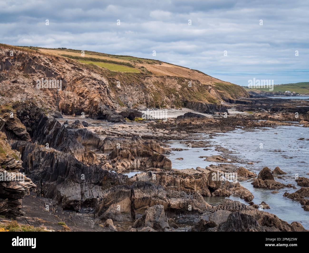 La côte rocheuse de l'île d'Irlande. Le littoral pittoresque de l'océan ...