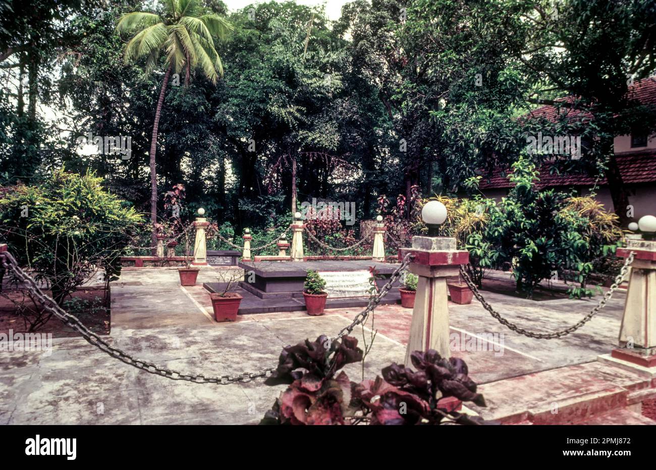 Vallathol Narayana menon tombeau Samadhi dans le vieux Kalamandalam ...