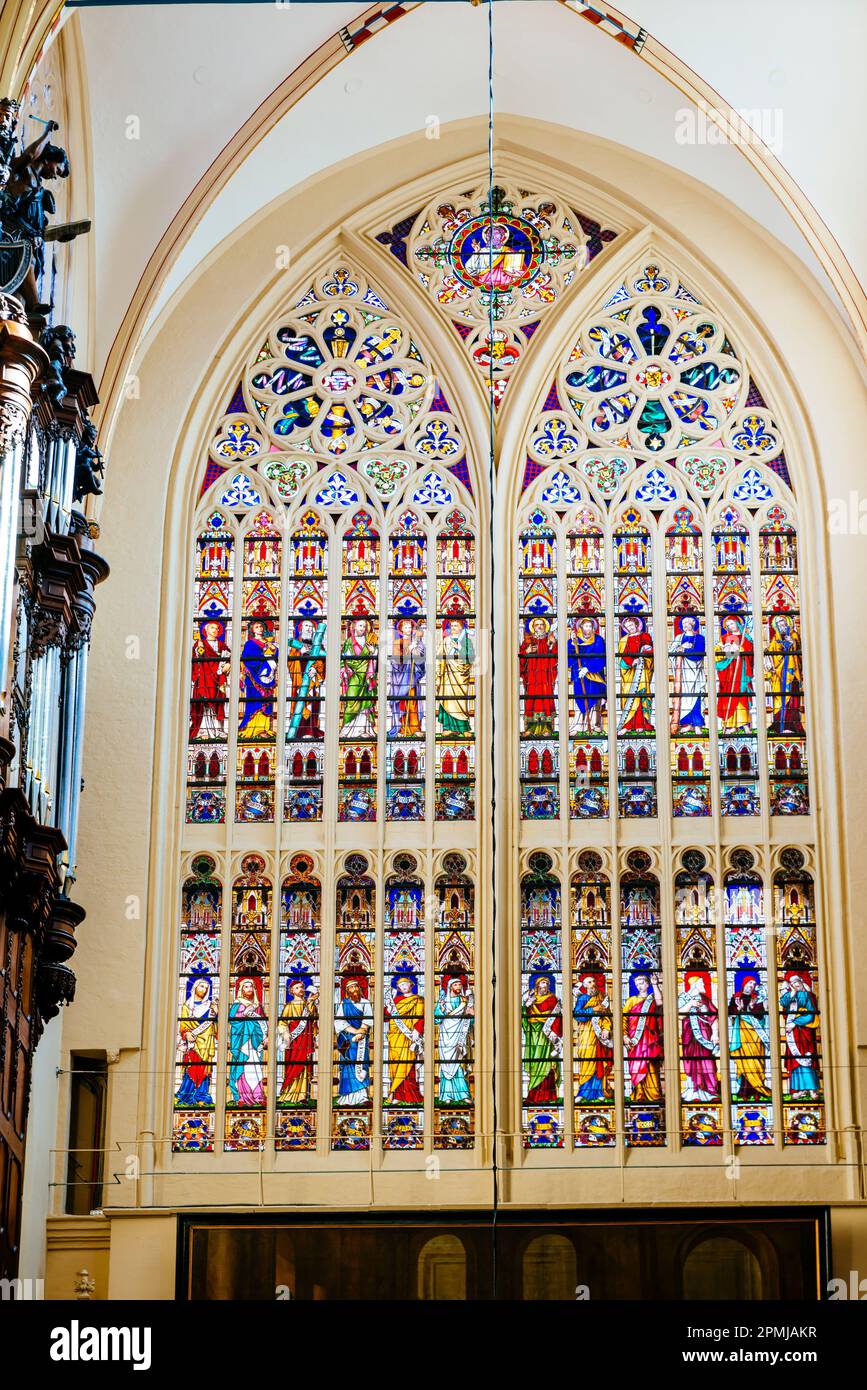 Détail des vitraux du transept. La cathédrale Saint-Salvator est la ...