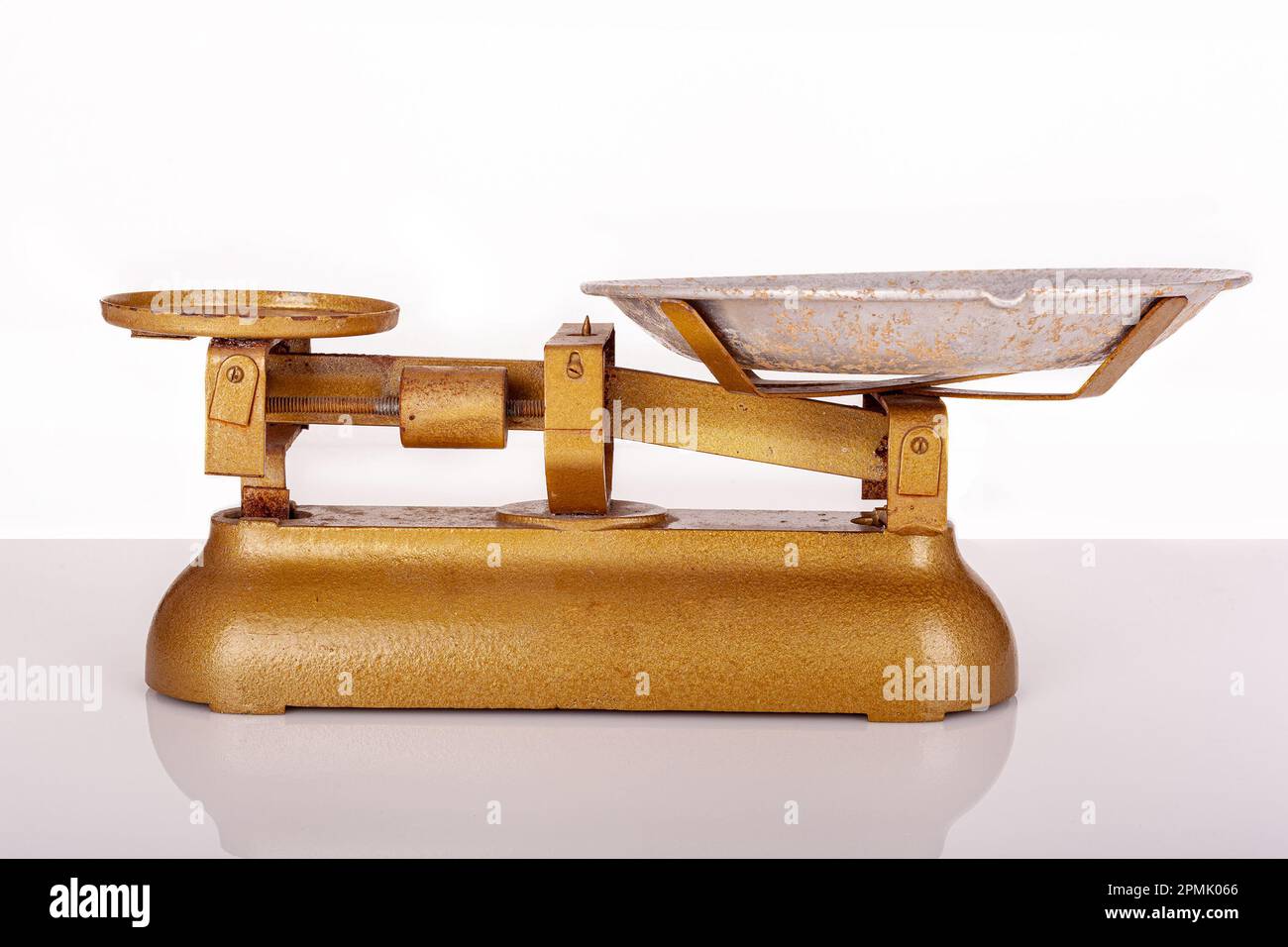 Gros plan de trois poids métriques standard rouillés en fer pour ...