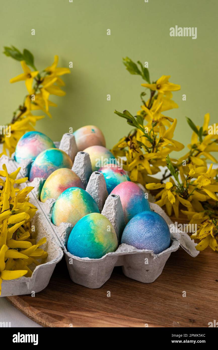 Joyeuses Pâques, œufs de Pâques sur une table rustique avec des ...