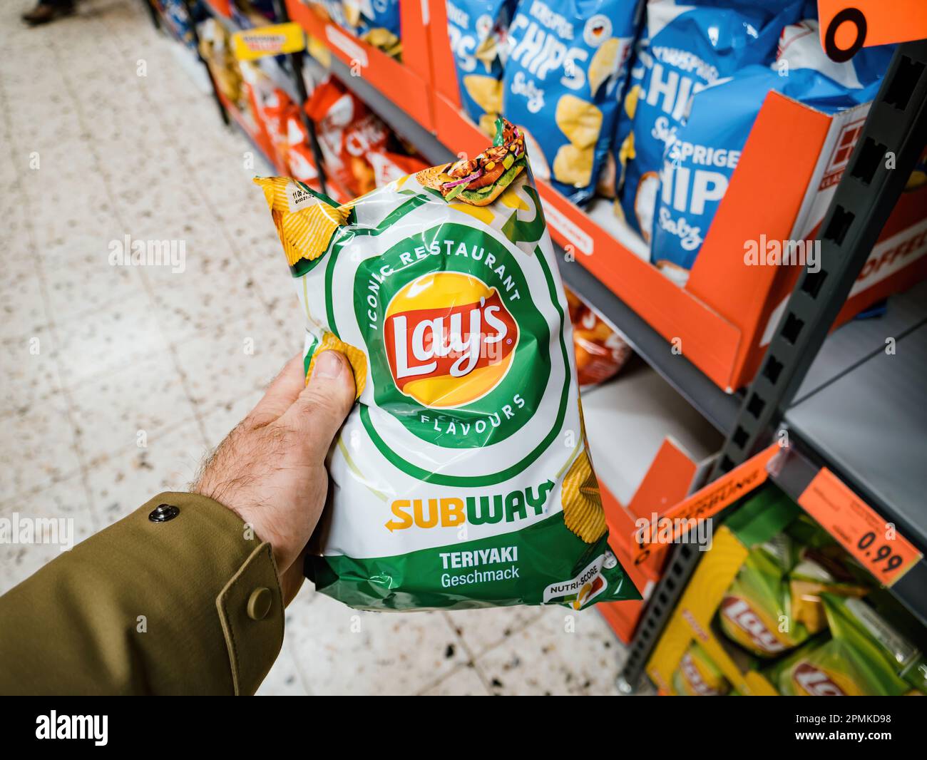 Francfort, Allemagne - 3 mars 2023: POV main mâle tenant dans le paquet ...