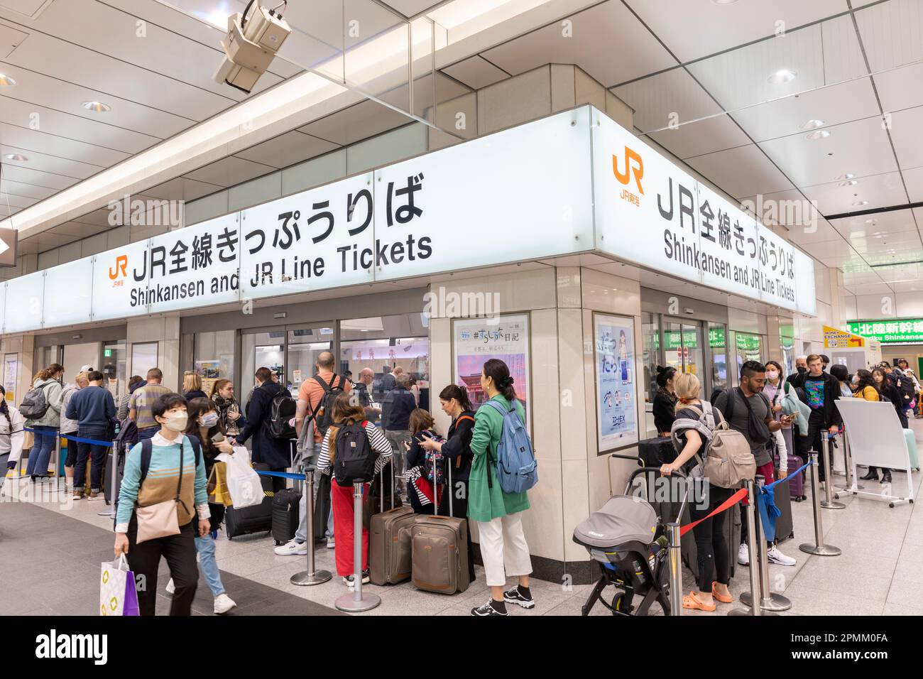Gare de Tokyo le 2023 avril, les voyageurs font la queue pour acheter ...