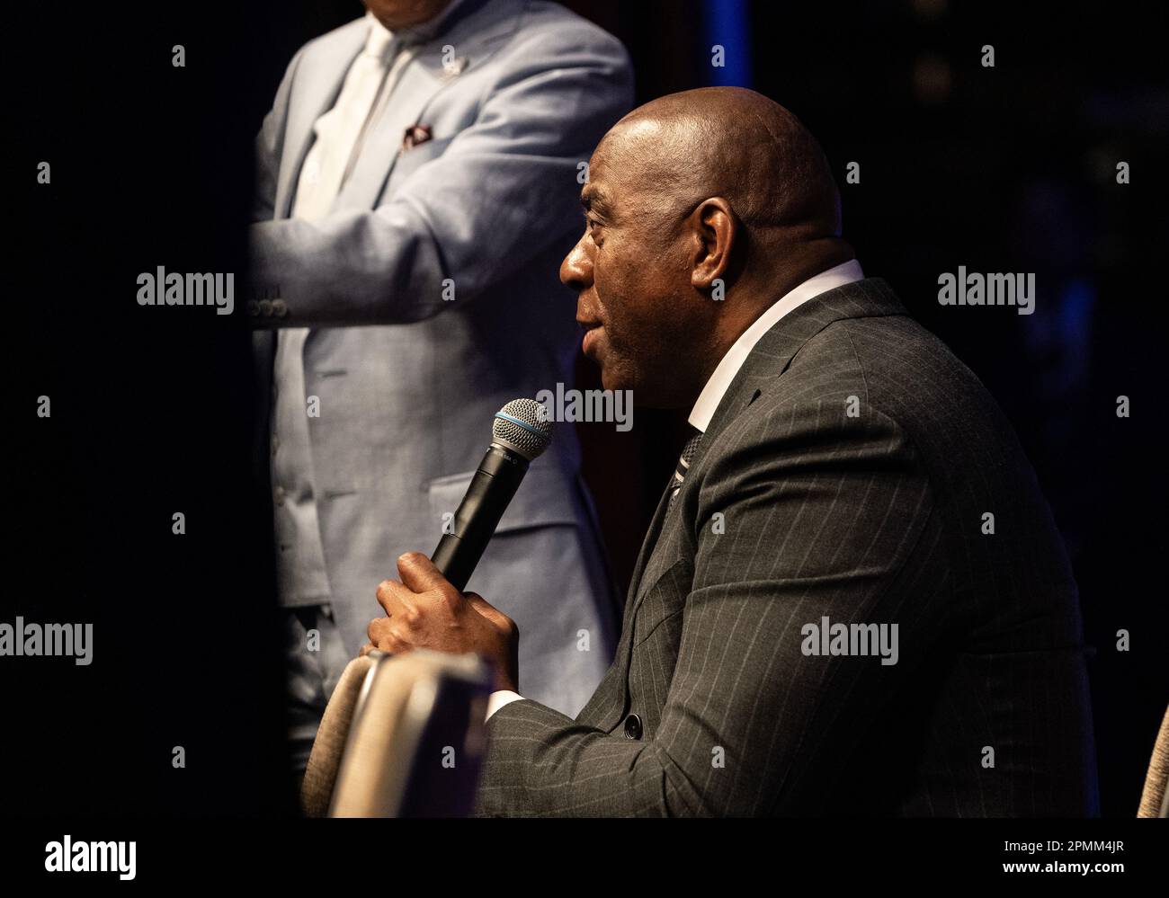 Earvin Magic Johnson participe à une discussion avec le maire Eric ...