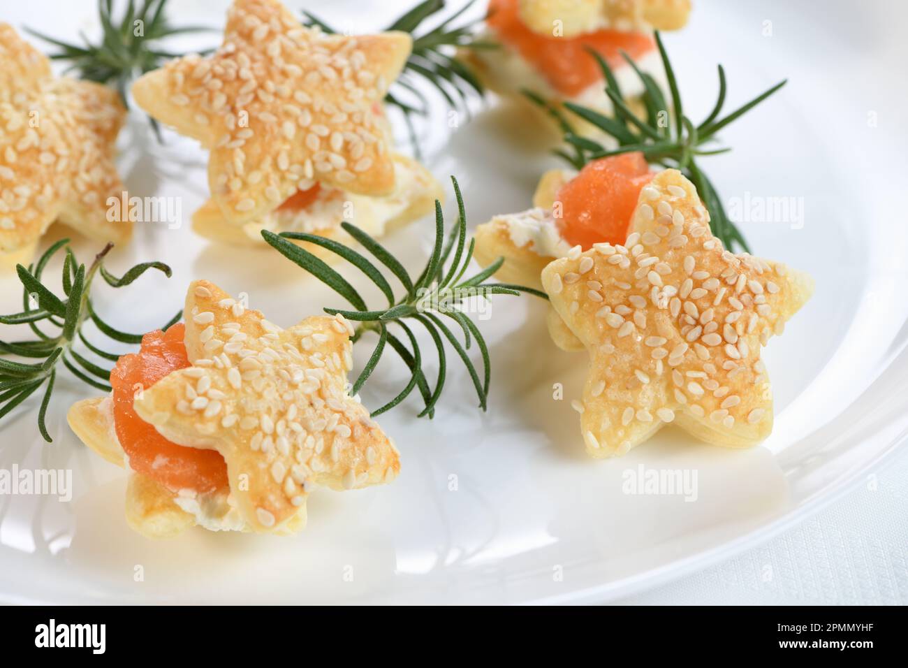 Hors-d'œuvre festif de pâte feuilletée en forme d'étoile, farcie de ...