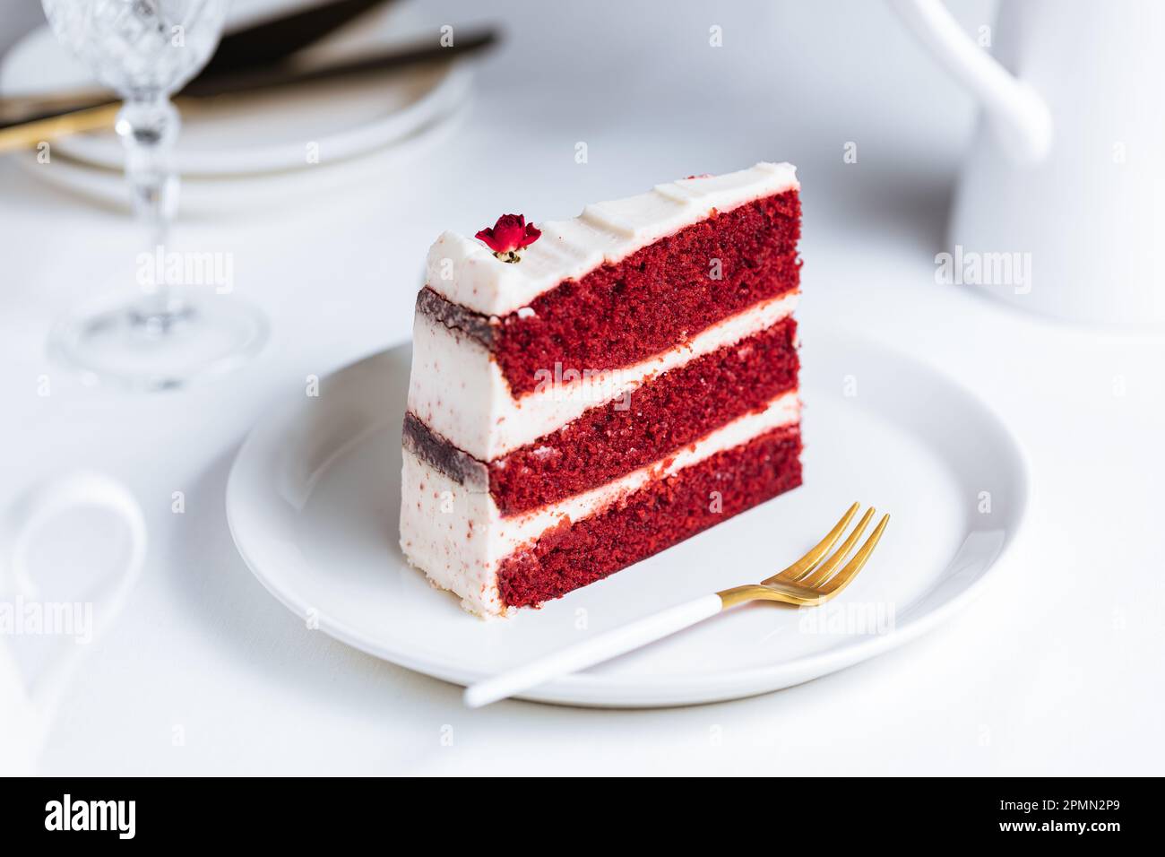 Dessert populaire appelé gâteau de velours rouge. Il est servi dans de ...