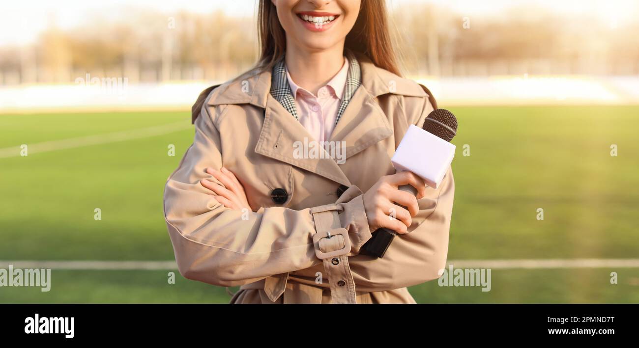 Journaliste femme avec micro Banque de photographies et d’images à ...