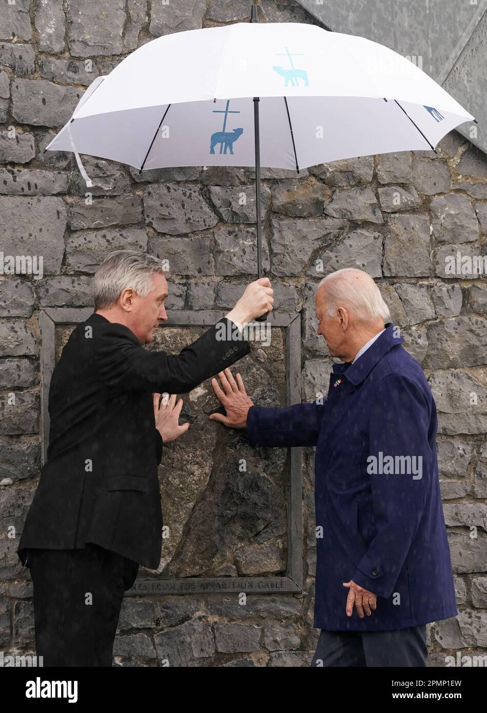 ÉTATS-UNIS Le président Joe Biden et le père Richard Gibbons touchent ...