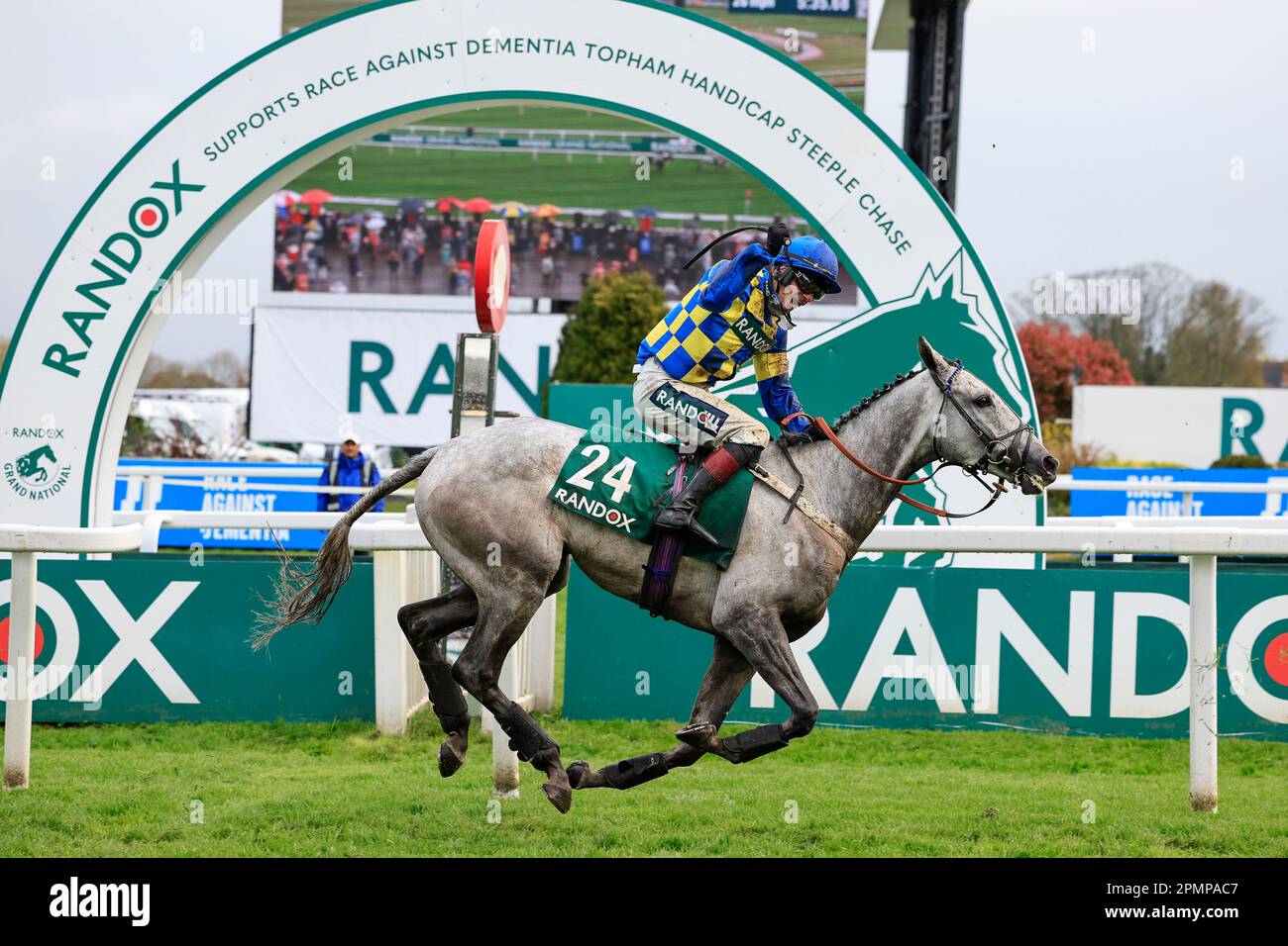Bill Baxter, monté par Sam Twiston-Davies, remporte le Topham handicap ...