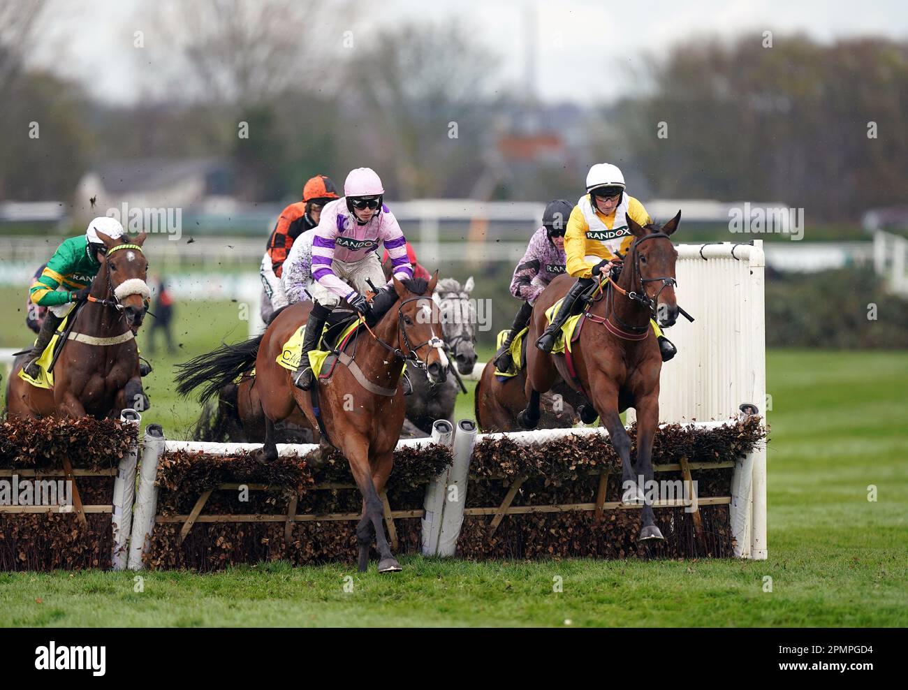 Apple Away, hopée par le jockey Stephen Mulqueen (à droite), a dégagé ...