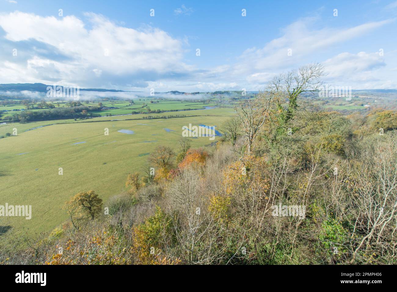 Vue sur la vallée de Towy près de Llandeilo depuis le château de ...