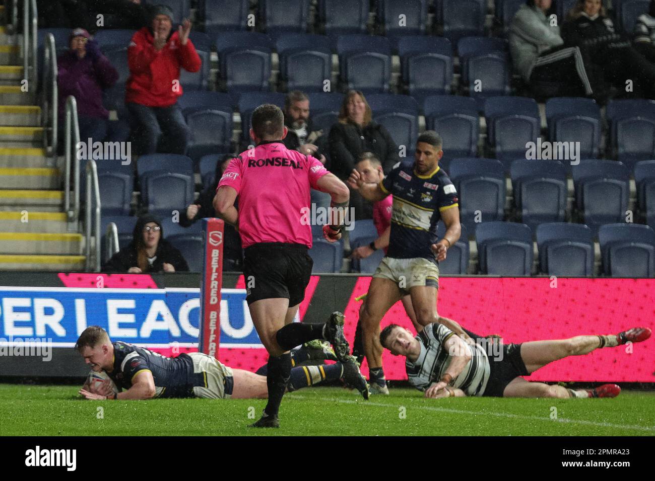 Tom Holroyd #18 de Leeds Rhinos va plus pour un essai et fait le score ...