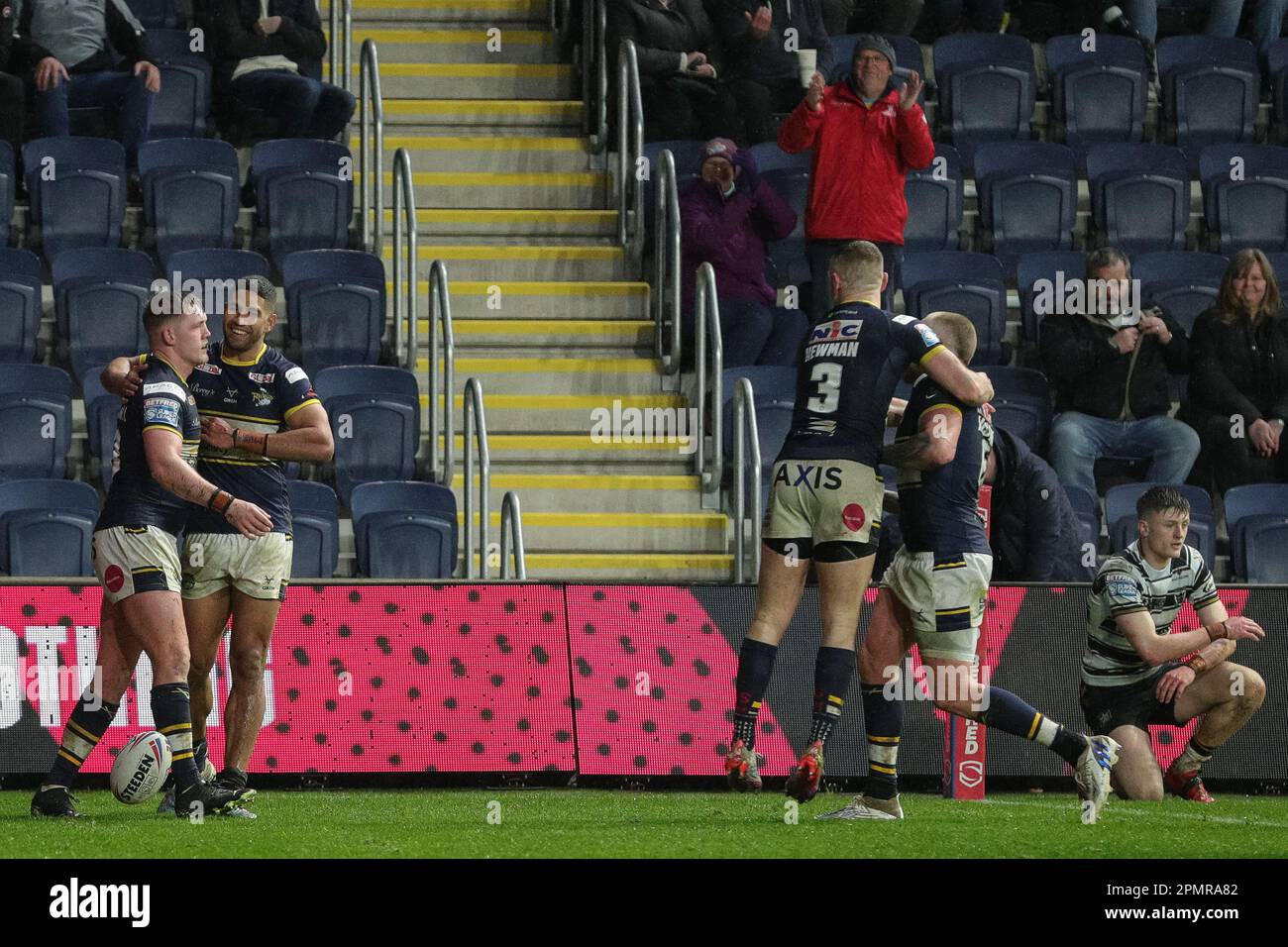 Tom Holroyd #18 de Leeds Rhinos fête son essai et fait le score 4-0 ...