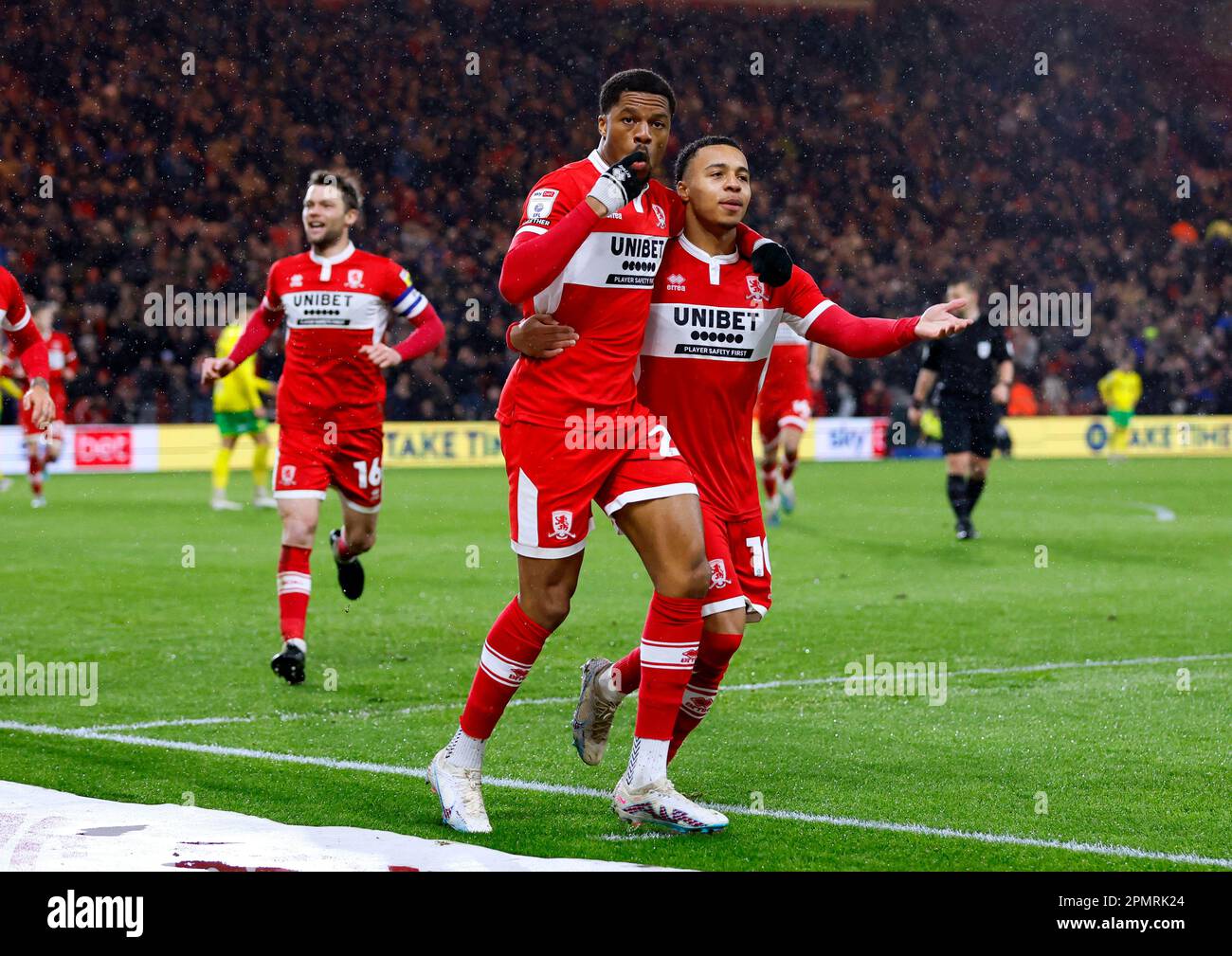 Chuba Akpom de Middlesbrough (à gauche) célèbre le cinquième but de ...