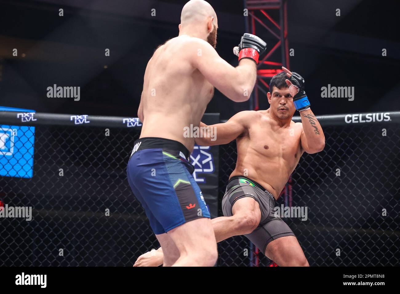 14 avril 2023: (R-L) le Cezar Ferreira à fort poids donne à Denis ...