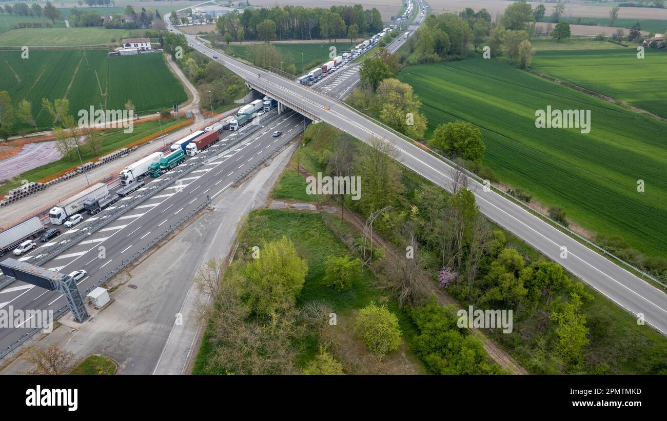 Piacenza, Italie - 13 avril 2023 embouteillages sur l'autoroute pendant ...