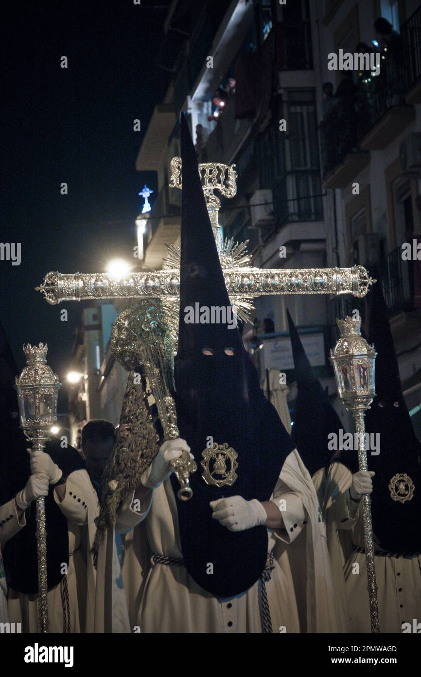 Pénitents de la Virgen de la Macarena dans la procession de la semaine ...