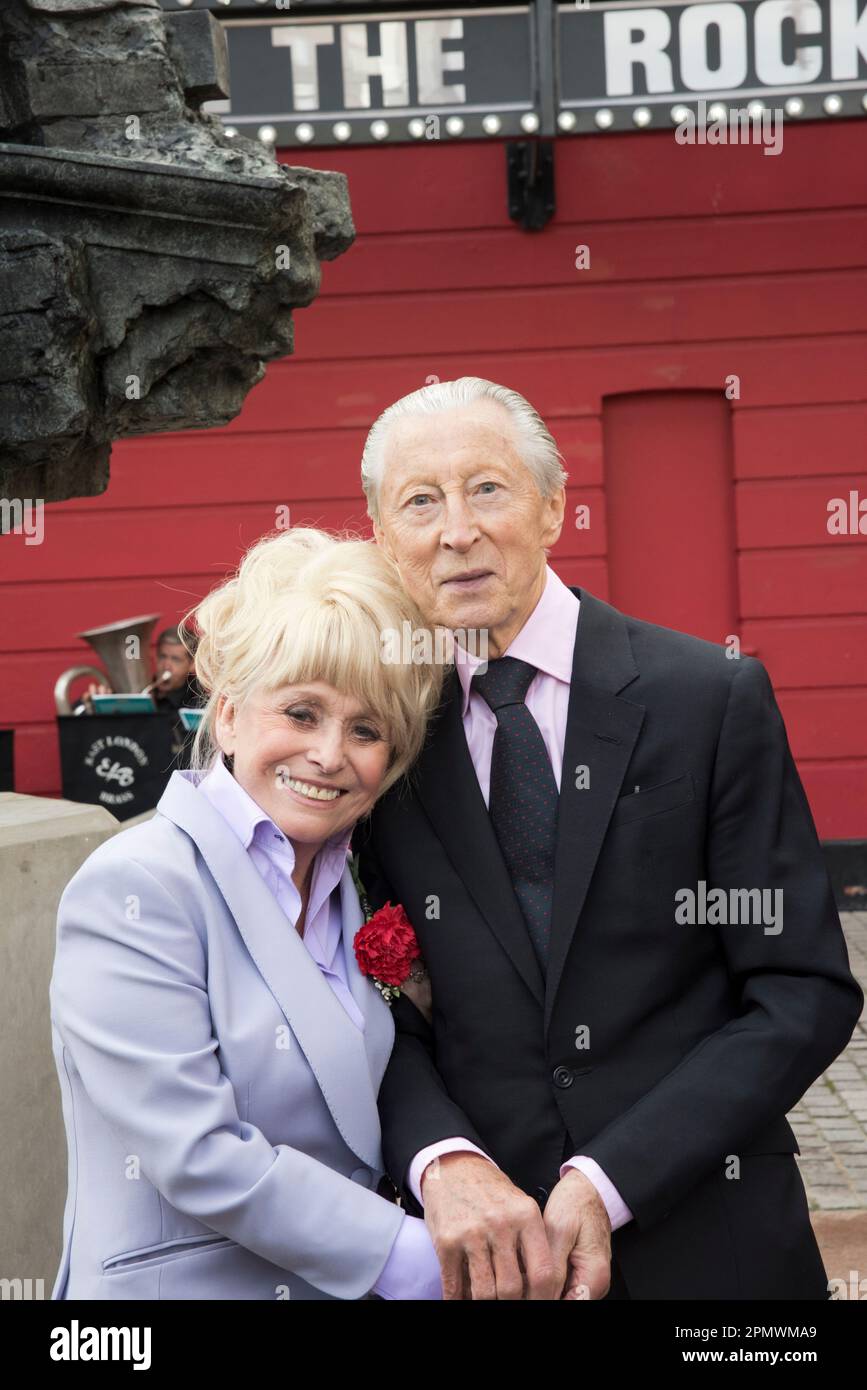 Murray Melvin et Barbara Windsor à l'inauguration de la statue de Joan ...