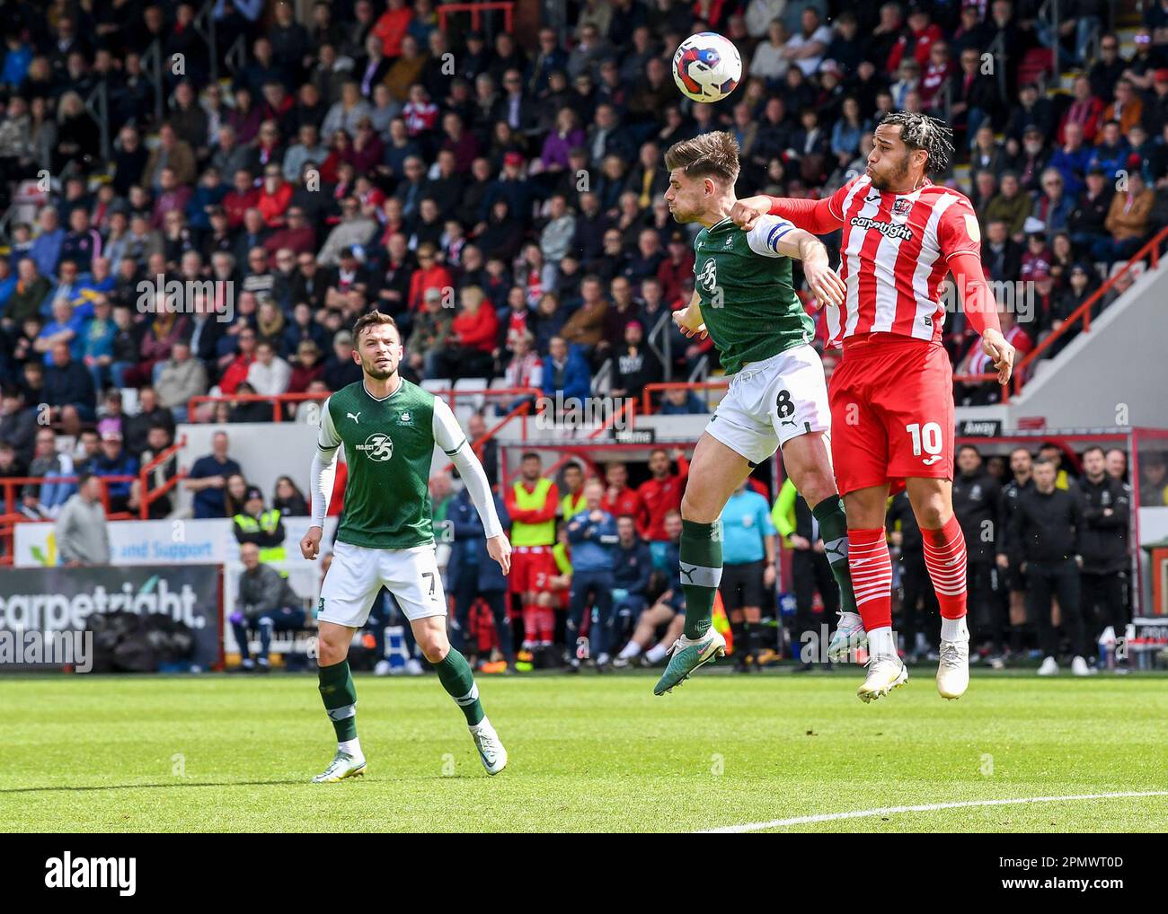 Joe Edwards #8 de Plymouth Argyle et Sam Nombe #10 d'Exeter City ...