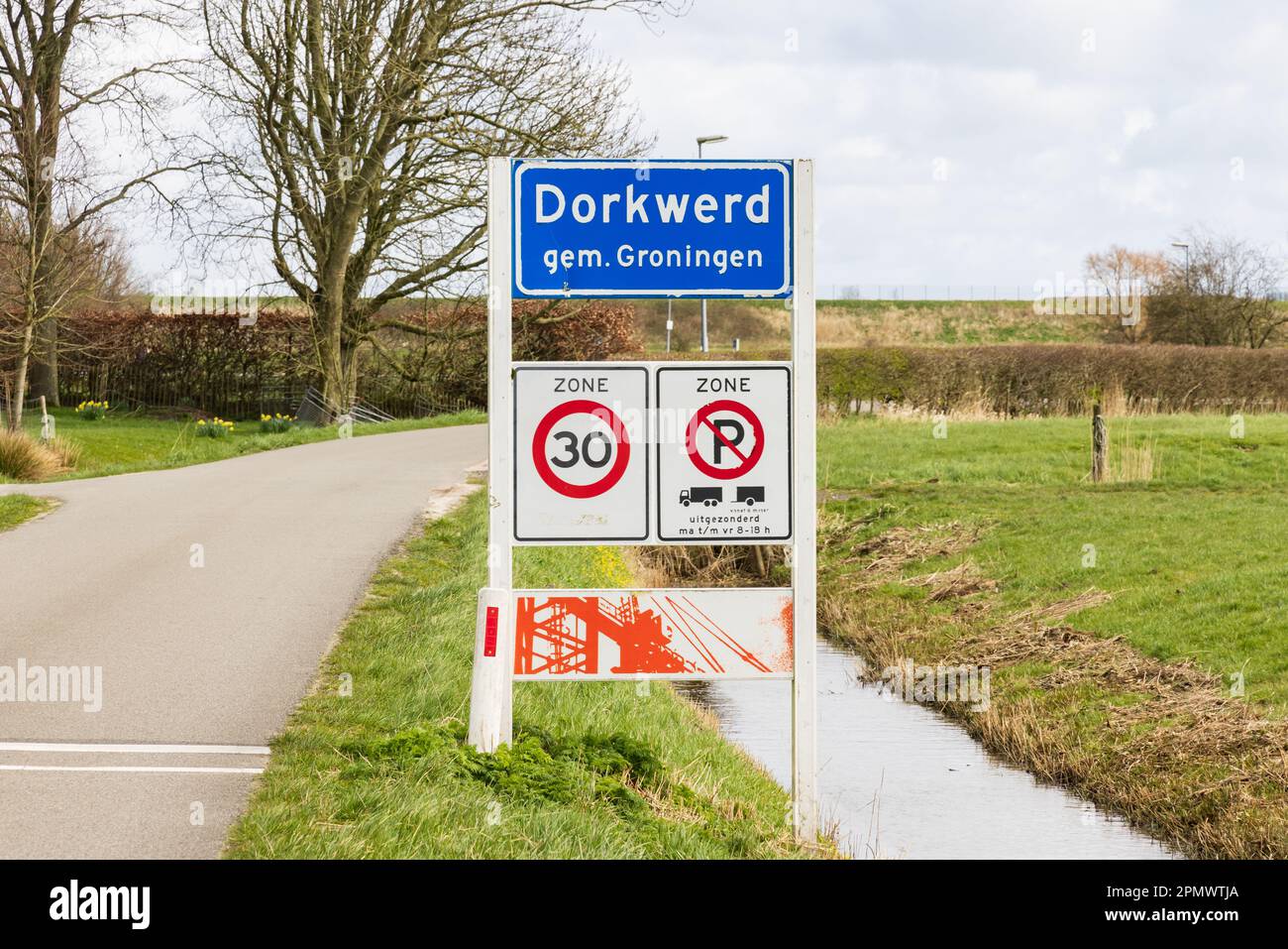 Dorkwerd, pays-Bas - 27 mars 2023: Lieu nom signe Dorkwerd municipalité ...