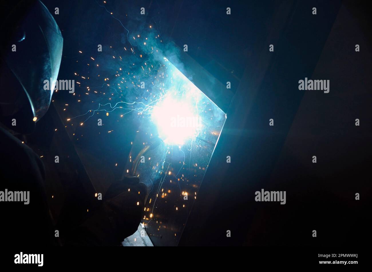 Processus de soudage. Fabrication de structures métalliques et services ...