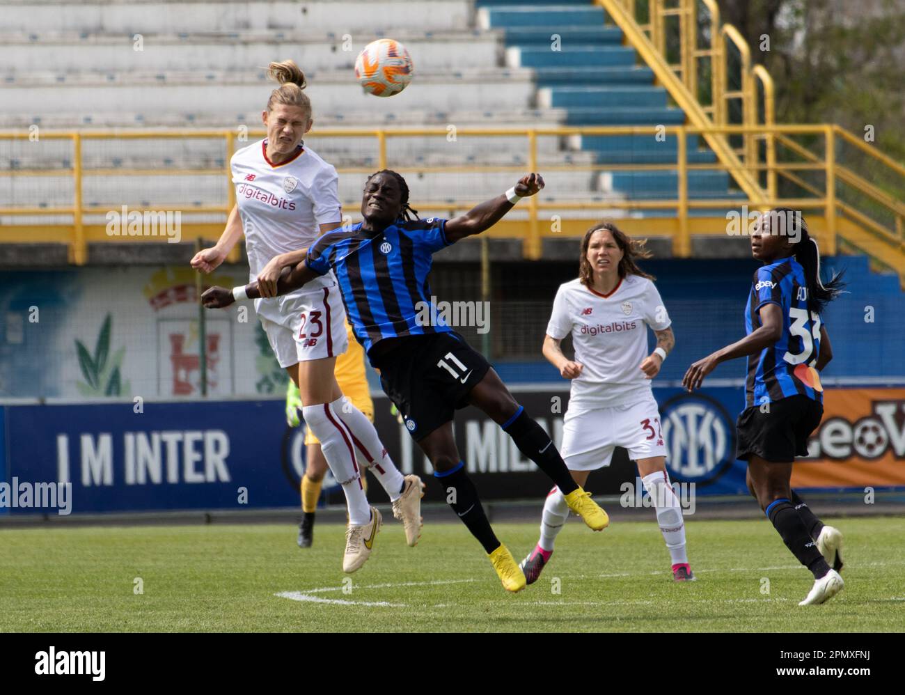 Carina Wenninger(Roma) et Tabatha Chawinga(Inter) pendant Inter FC ...