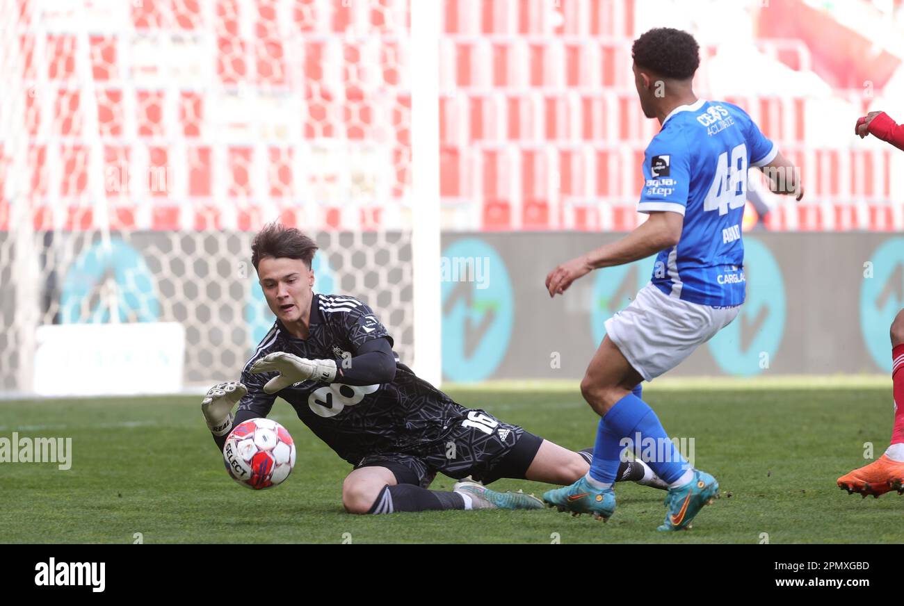 Liège, Belgique. 15th avril 2023. Elias Mago, gardien de but de SL16 ...