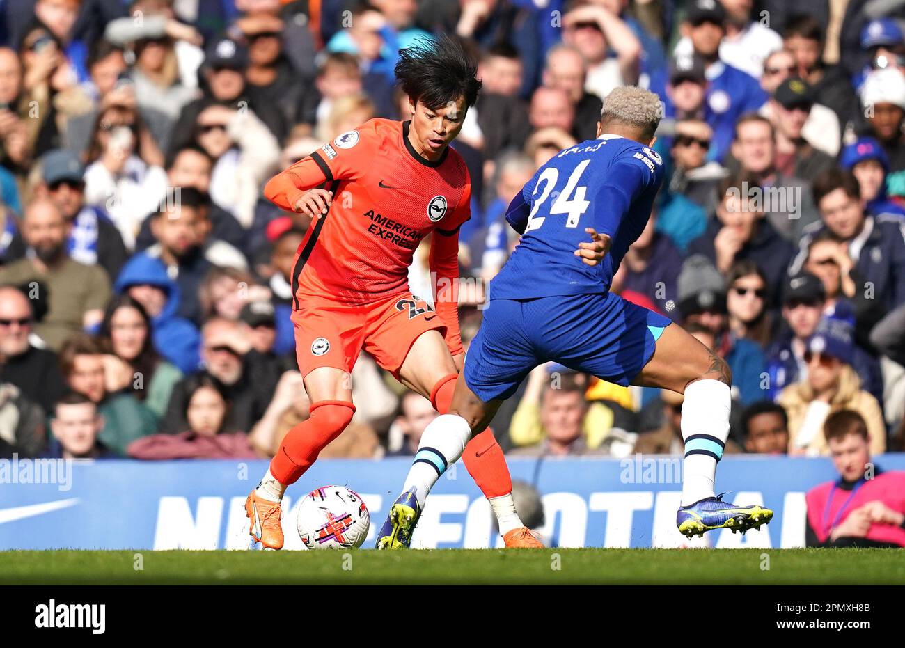 Kaoru Mitoma de Brighton et Hove Albion (à gauche) et Reece James de ...