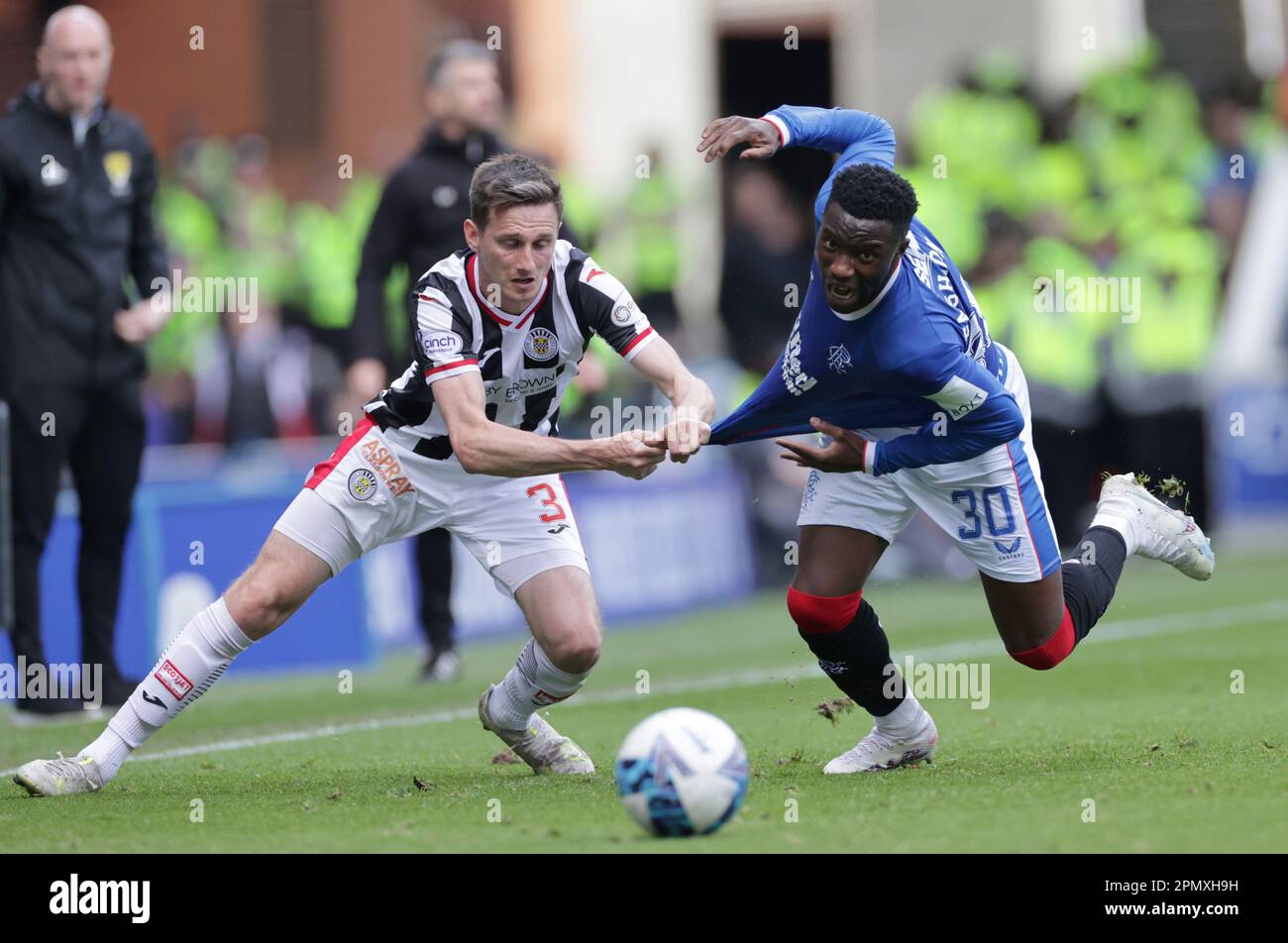 Scott Tanser de St Mirren (à gauche) et Sakala de mode des Rangers se ...