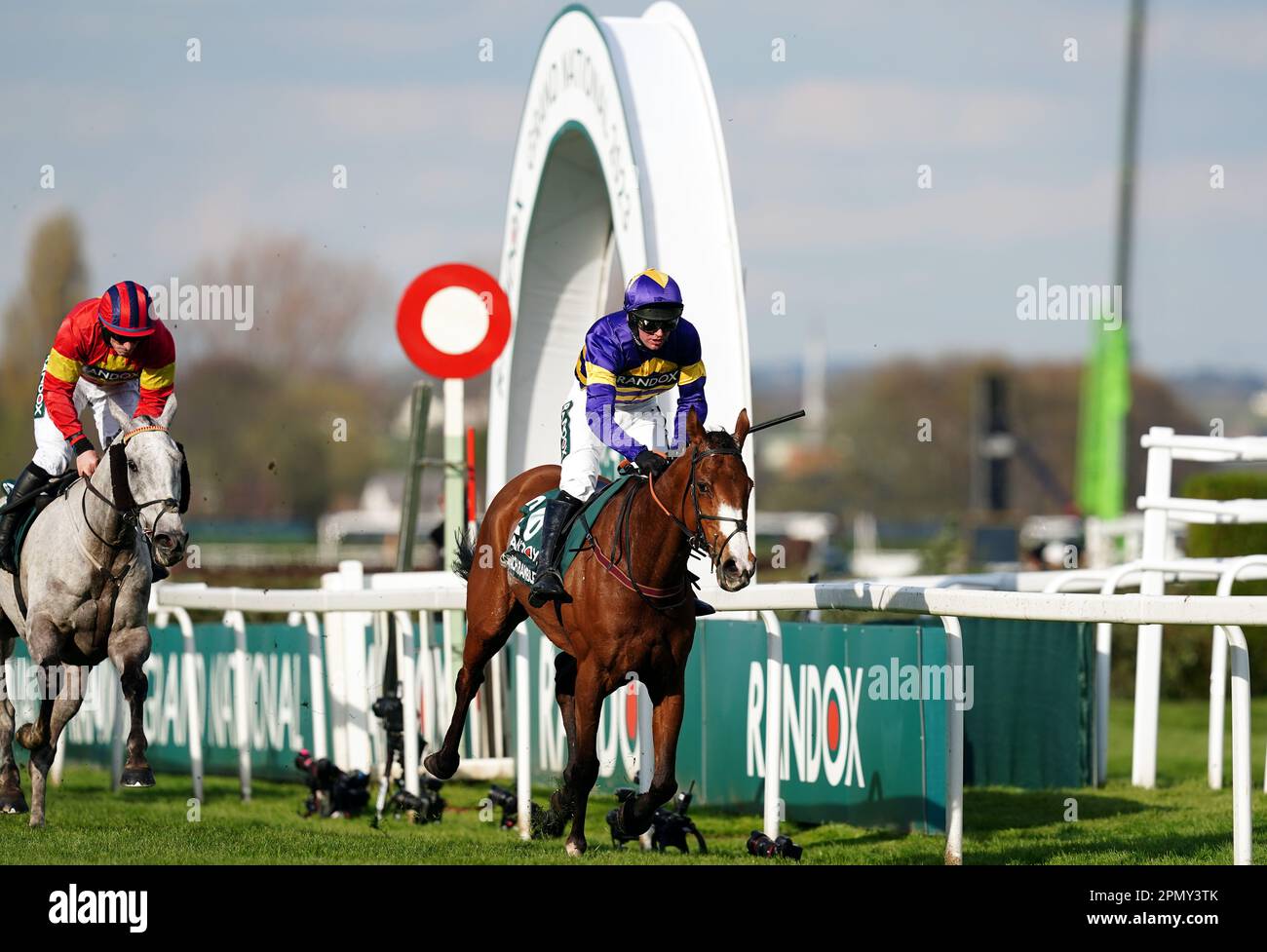 Corach Rambler, monté par le jockey Derek Fox, remporte le Randox Grand ...