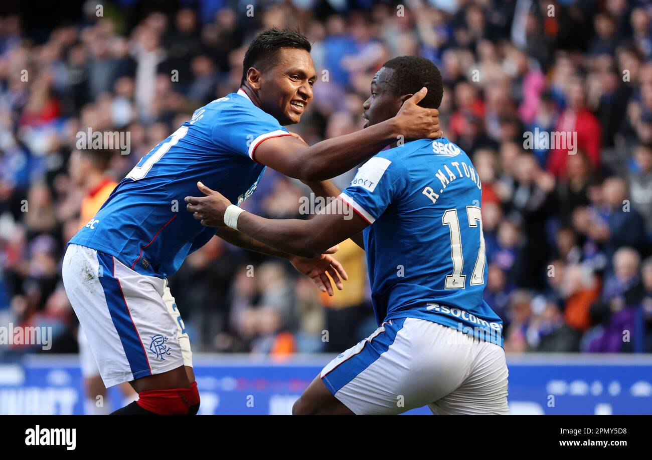 Alfredo Morelos des Rangers (à gauche) célèbre avec le rabbin Matondo ...