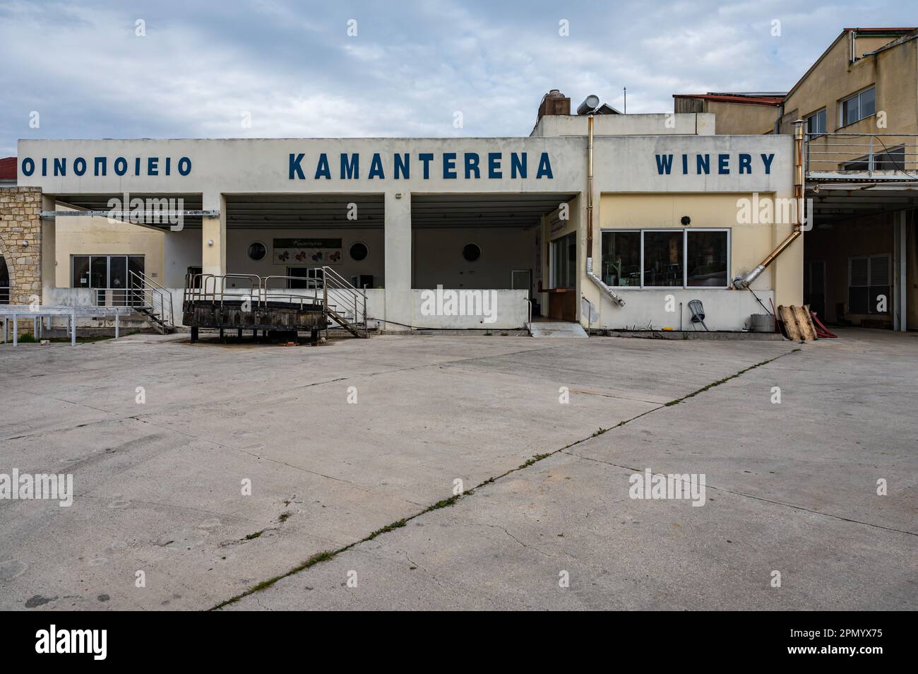 Stroumbi, Chypre, 22 mars 2023 - façade et entrée du domaine viticole ...