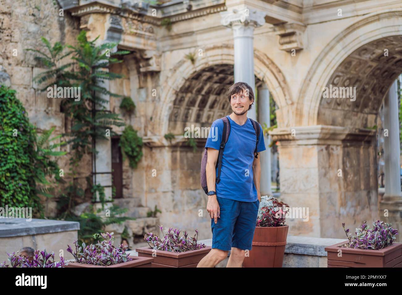 Un touriste heureux vous fera découvrir des lieux intéressants et des attractions populaires et ...