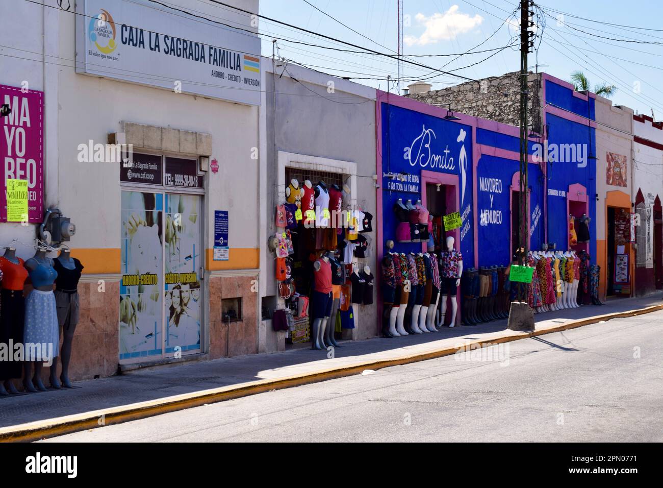 Une rue avec des magasins de vêtements à Merida, Yucatan, Mexique Photo ...
