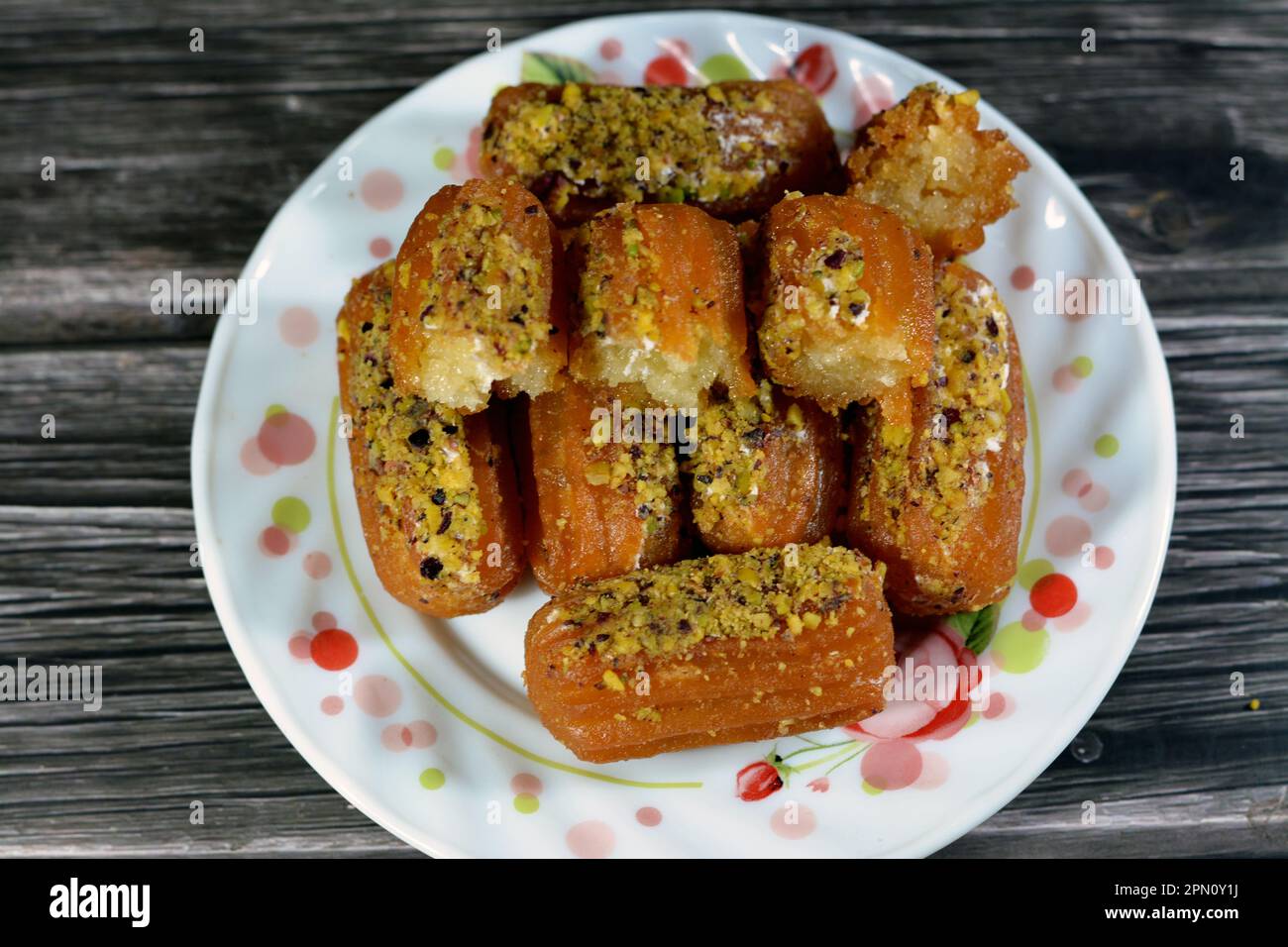 Tulumba, Bamiyeh ou Balah El Sam, farci de crème fouettée et recouvert ...