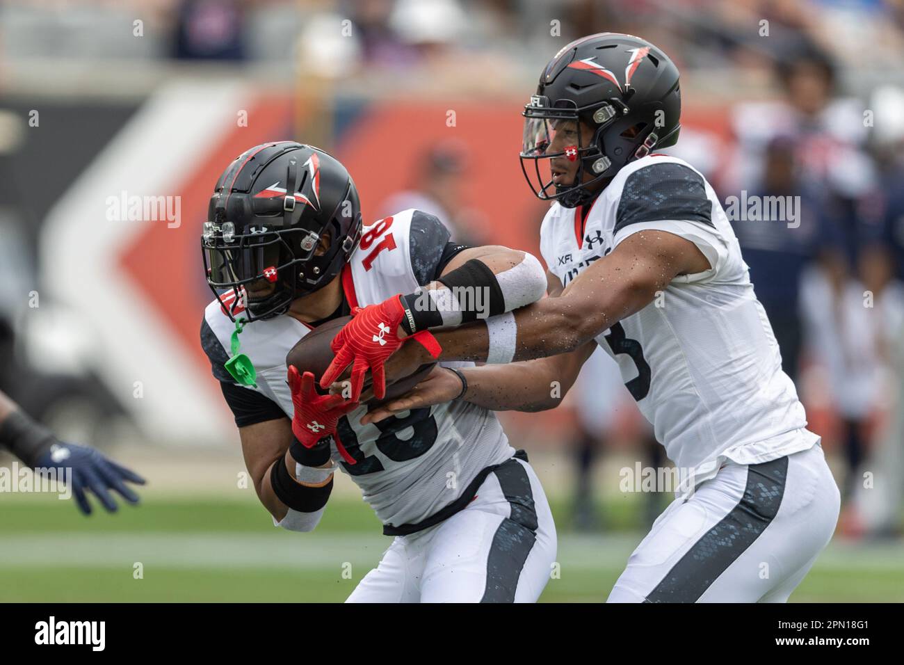 Le quarterback des Vegas Vipers Jalan McClendon (3) remet la balle de à ...