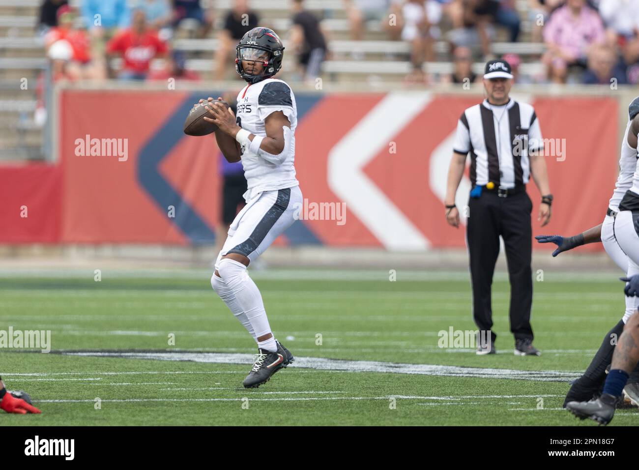 Le quarterback des Vipers de Las Vegas Jalan McClendon (3) semble passer contre la défense des ...