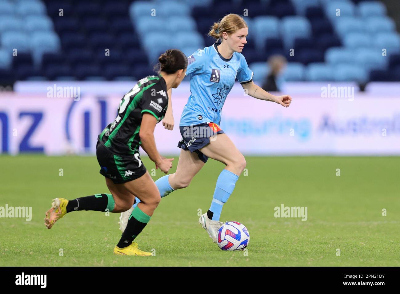 Sydney, Australie. 16th avril 2023. Cortnee Vine du FC Sydney dribbles ...