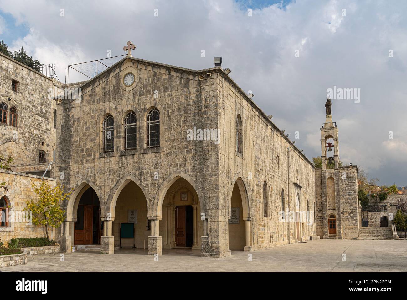 L'Église maronite de notre-Dame de la Colline dans le village de Deir ...