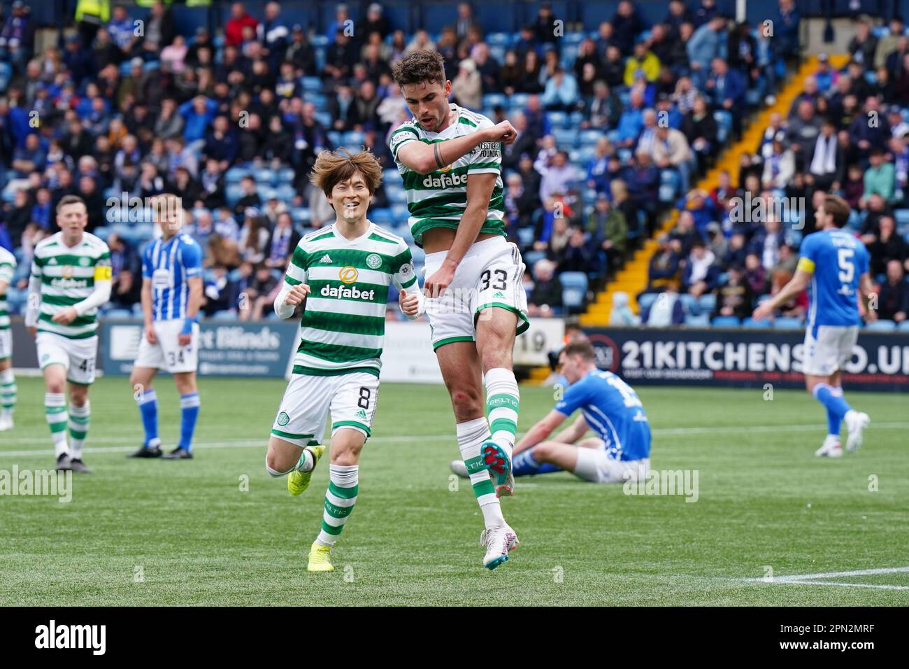 Matthew O’Riley, du Celtic, célèbre après avoir marqué son but de ...