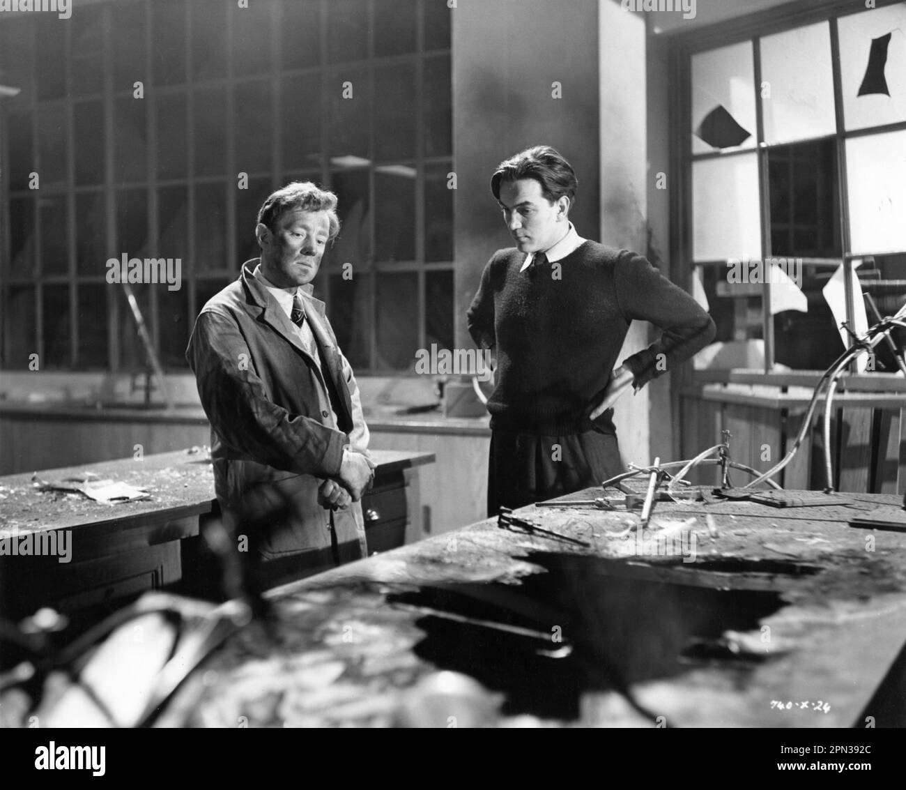 ALEC CINÉASTE et réalisateur ALEXANDER MACKENDRICK sur scène Candid ...